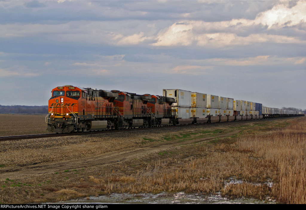 BNSF 7269 Flys Wb with a hotshot z train.
